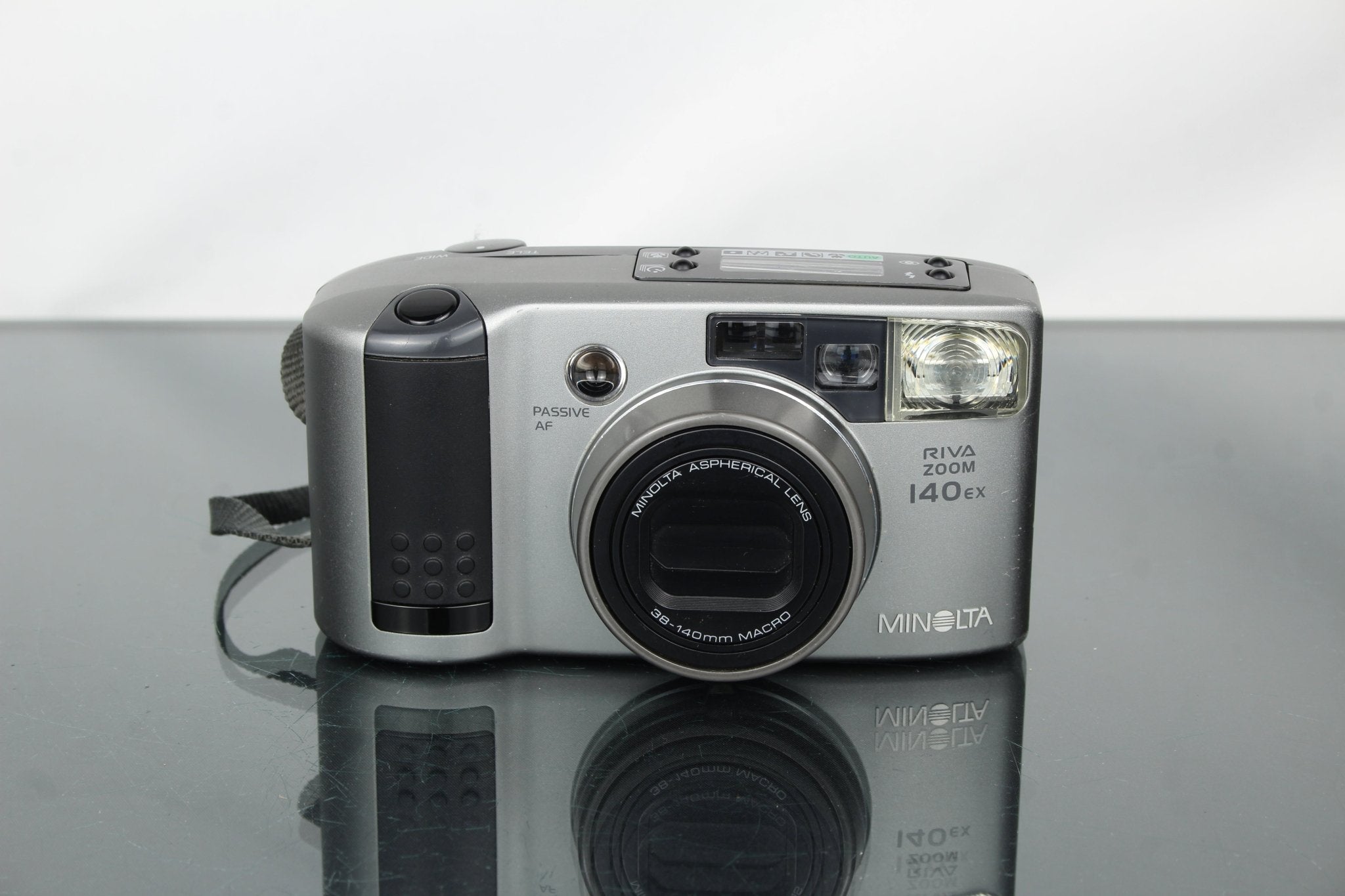 Minolta Riva Zoom 140EX Review: A 90s Film Camera Gem – Dutch|Thrift