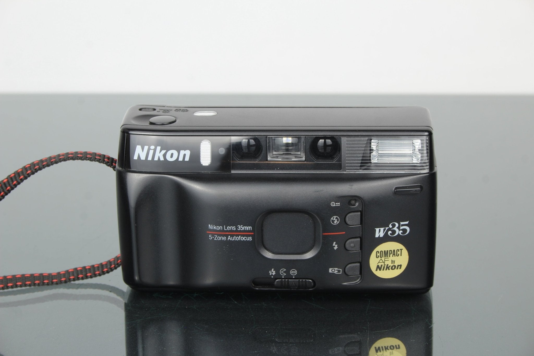 Reseña de la Nikon W35: la clásica cámara compacta de apuntar y dispar ...