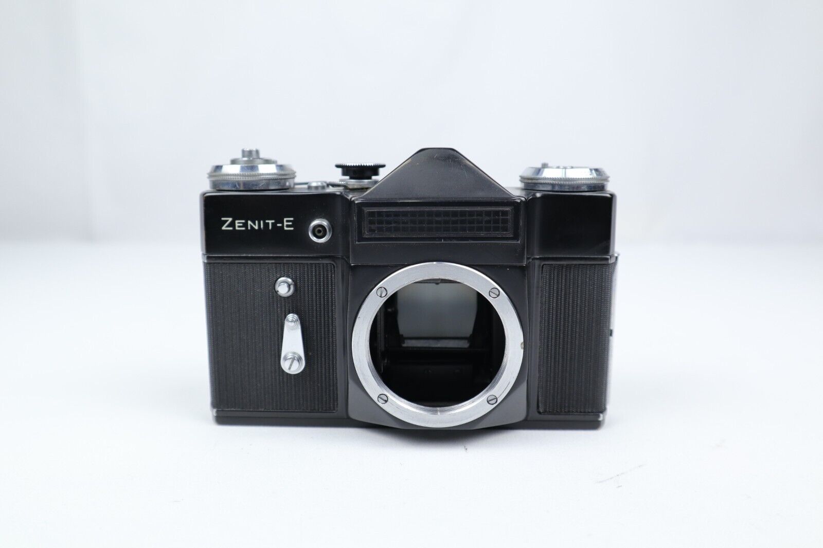 Zenit E in 2025: Rugged 35mm SLR for Creators – Dutch|Thrift